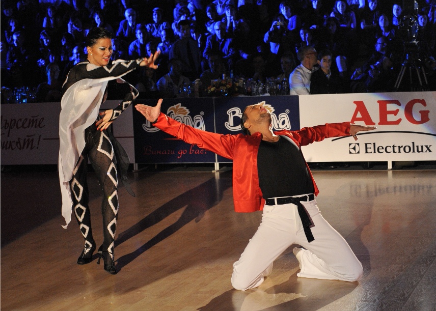 С фрак и лачени обувки