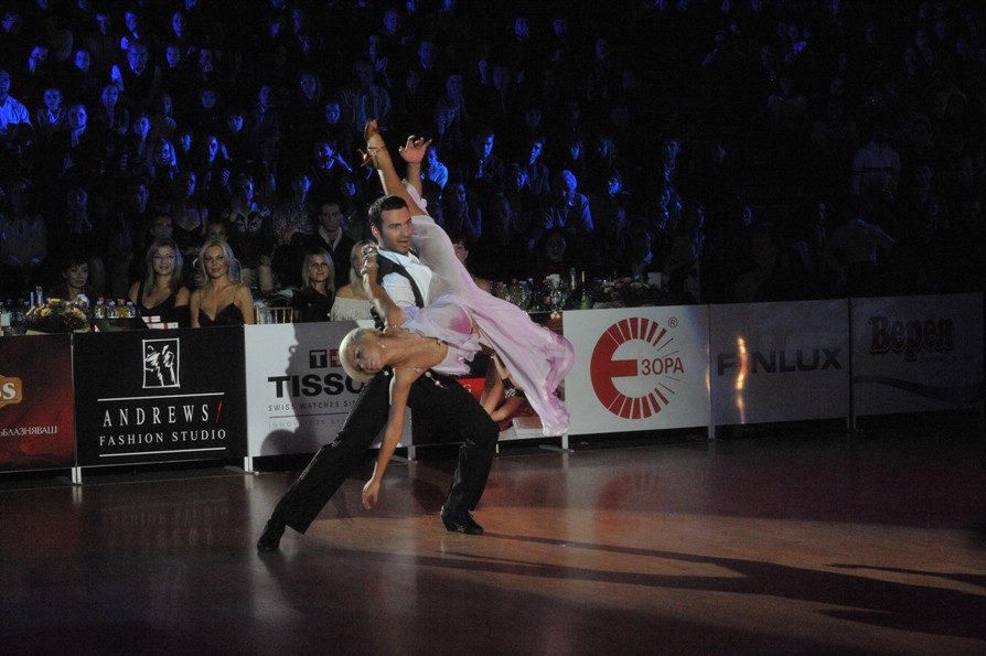 С фрак и лачени обувки